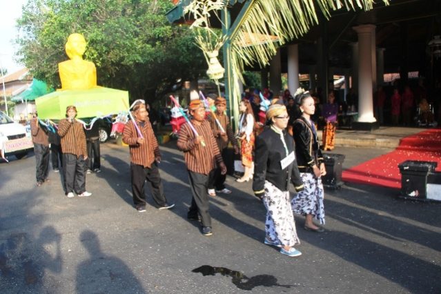 Napak Tilas Wafatnya RA Kartini, Ribuan Warga Ikuti Kirab Pataka ... Napak Tilas Wafatnya RA Kartini, Ribuan Warga Ikuti Kirab Pataka ...